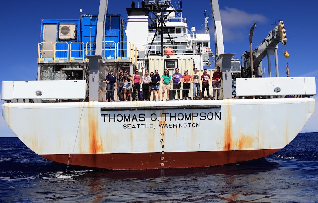 Exploring how bacteria and deep-sea life survive together – Graduate School of Oceanography